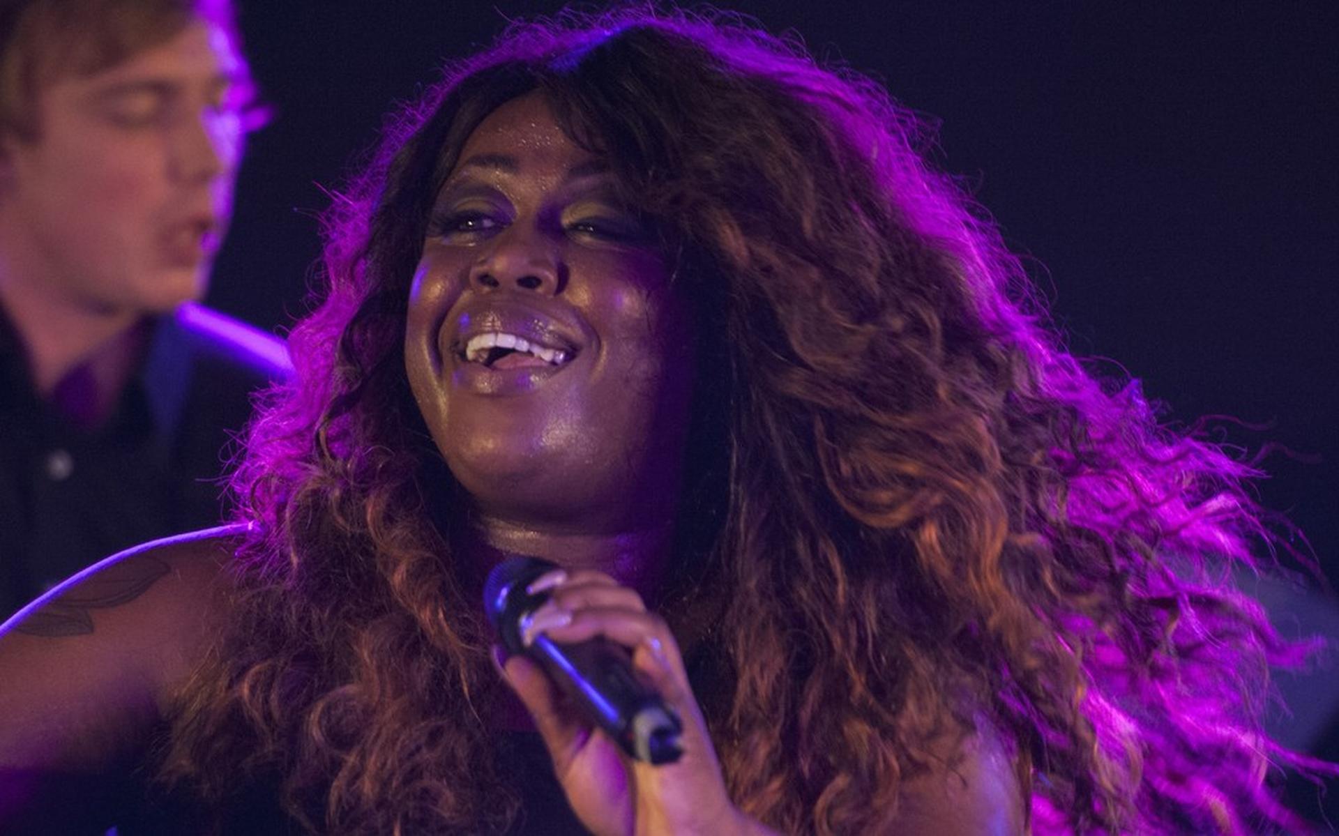 Berget Lewis luidt de kerst soulvol in - Flevopost Berget Lewis luidt de kerst soulvol in - Flevopost