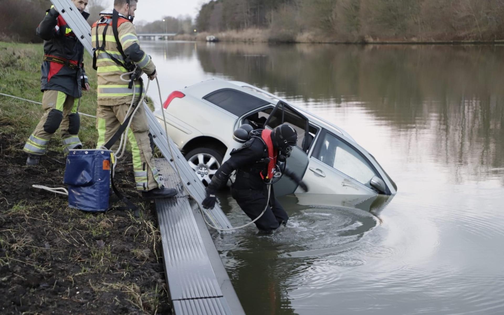 Auto te water in het Gelderse Diep in Lelystad; geen personen ...